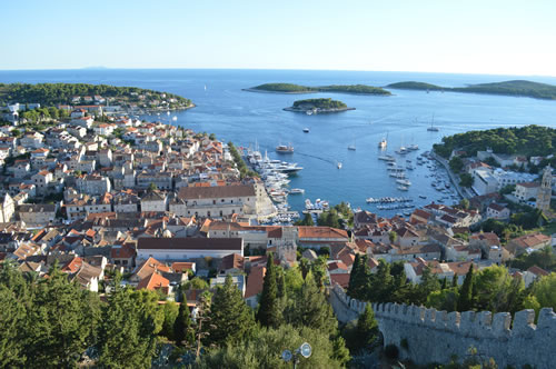 The fine art of making lace from agave leaves | Go Hvar