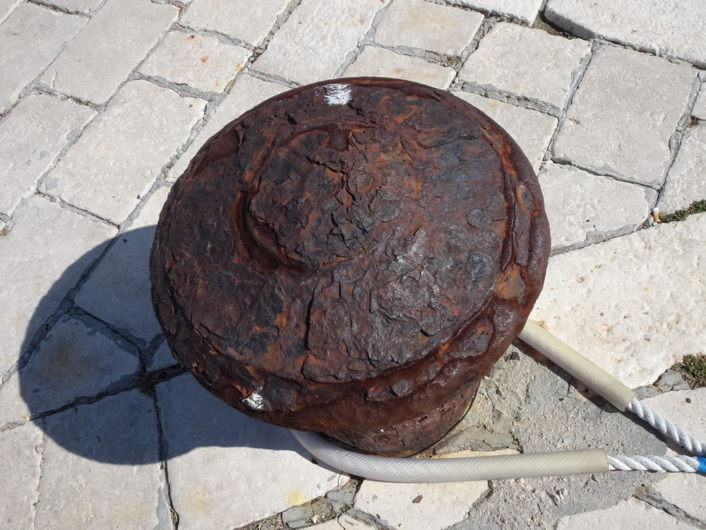 33-rusty-bollard | Go Hvar